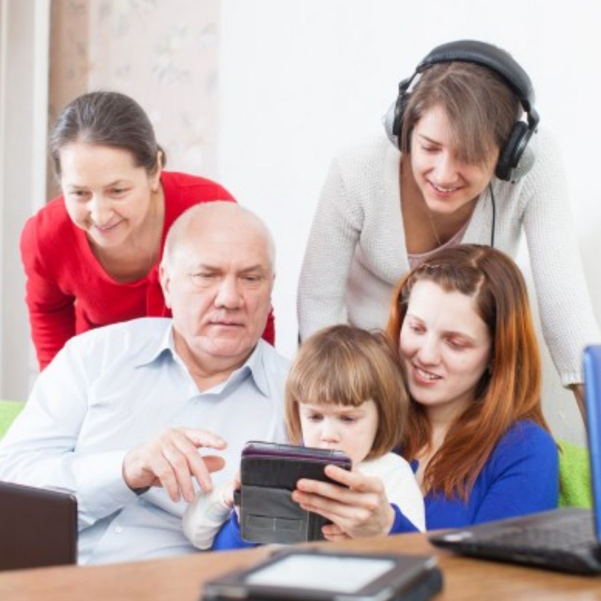 Social Media pentru fiecare generatie: Boomers, X, Y & Z - The Markers